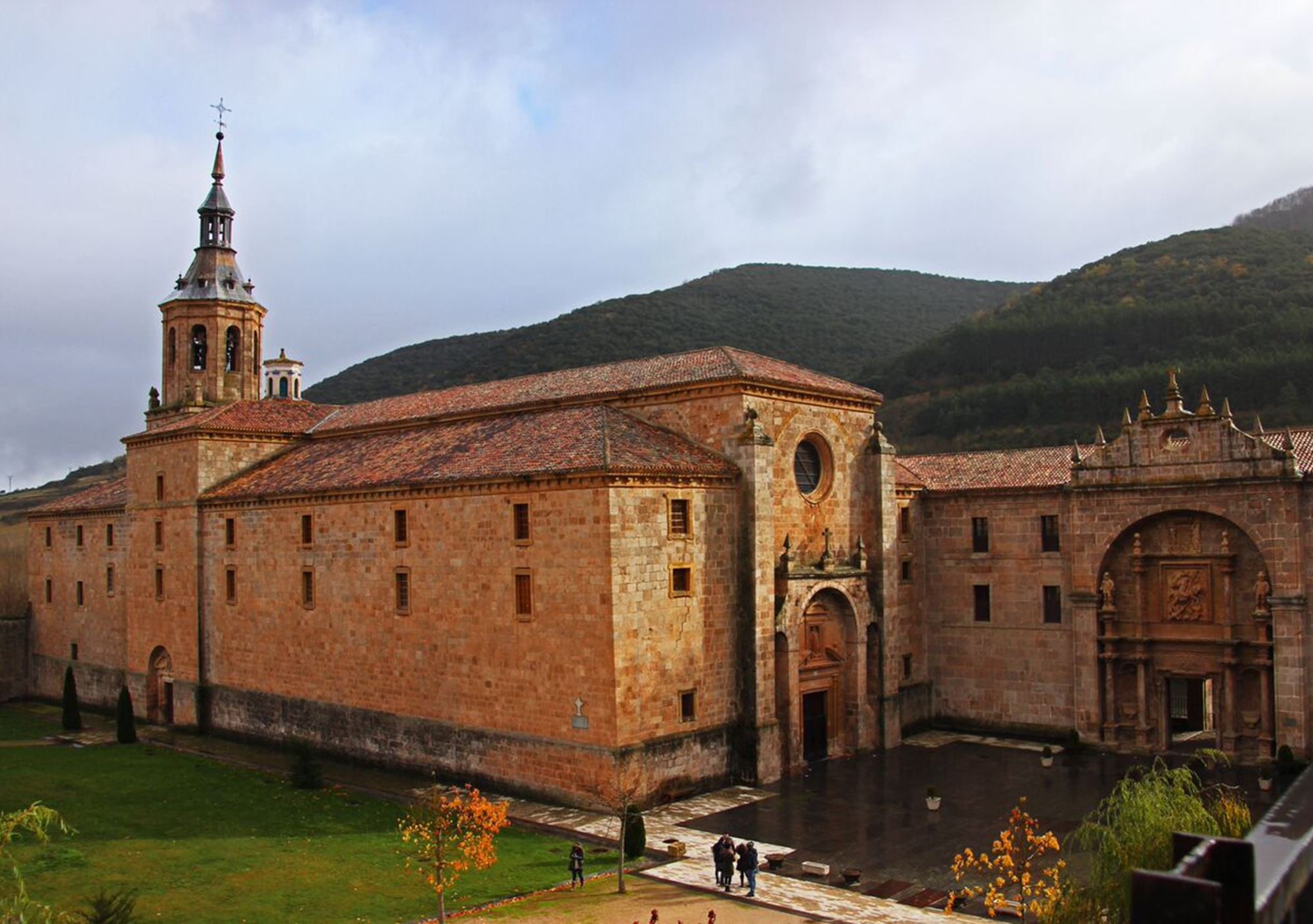 Visita guiada de los Monasterios en La Rioja. Reservar ruta online con ...